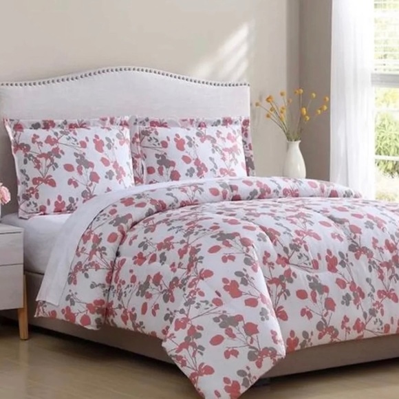 Home Essentials | Bedding | King Size Comforter Set | Poshmark